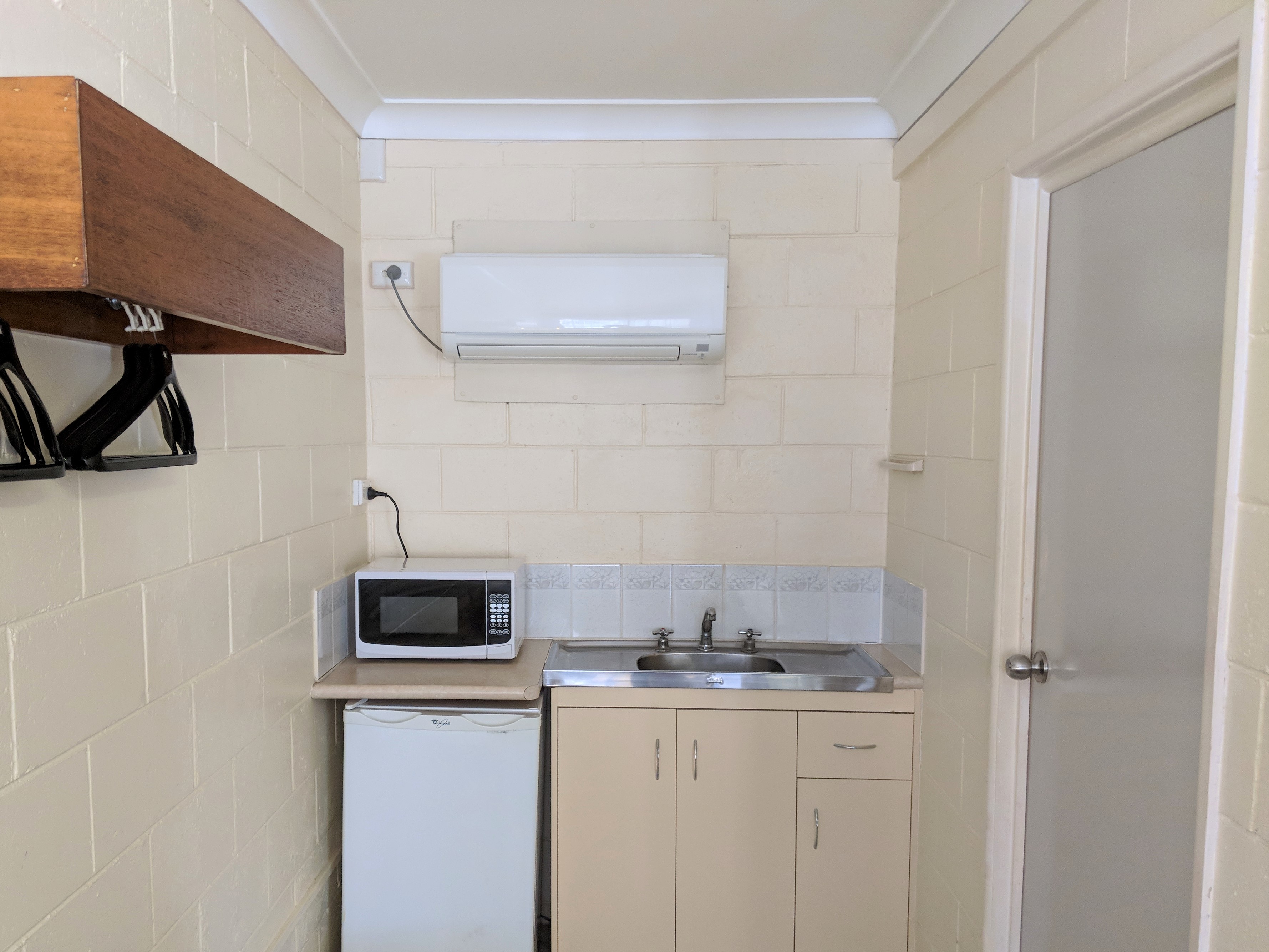 Queen Room (Room 1) – Sail Inn Motel